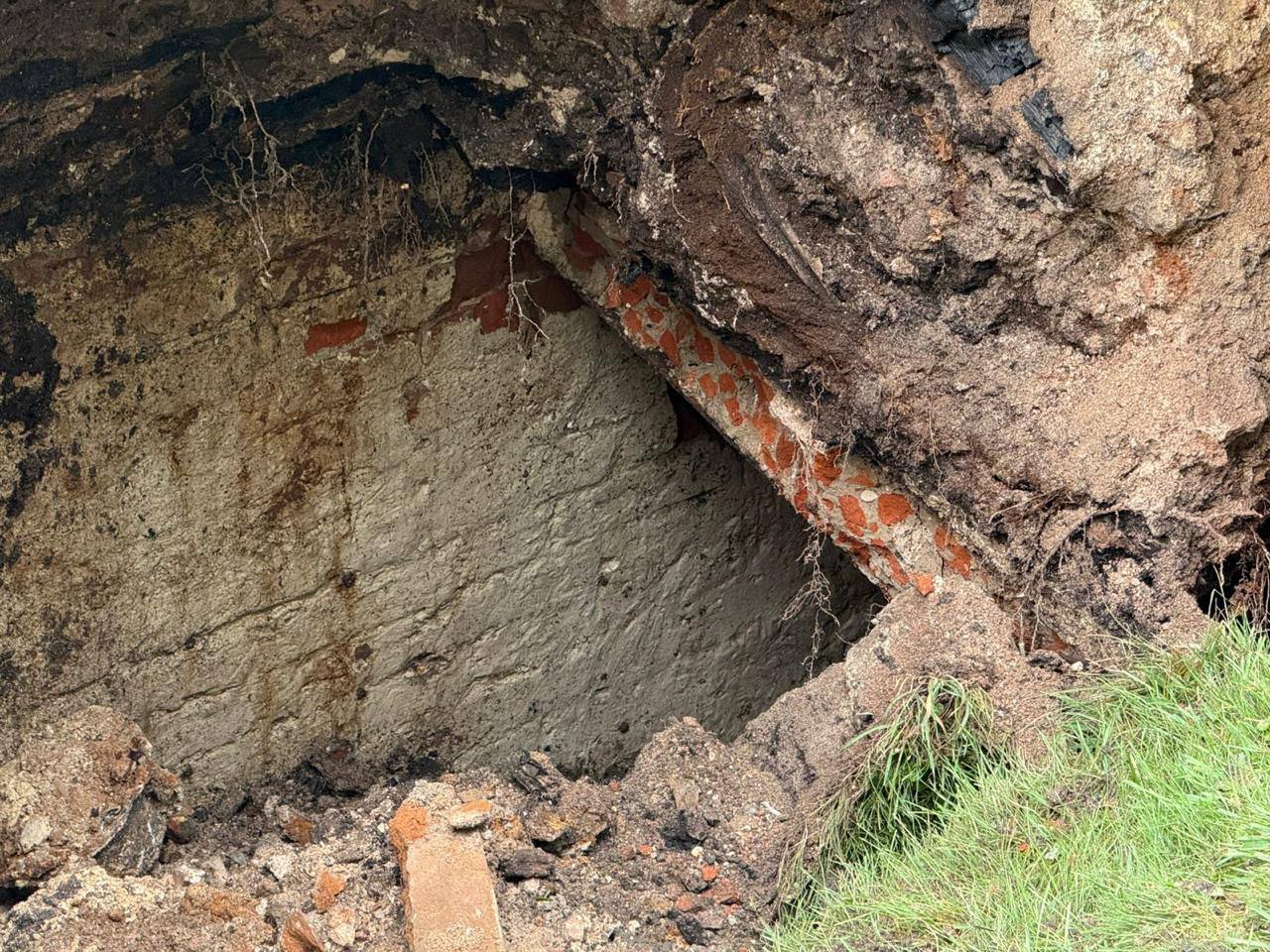 У сквері "Стрілка" в Харкові виявили старовинні катакомби - Харків Vgorode.ua